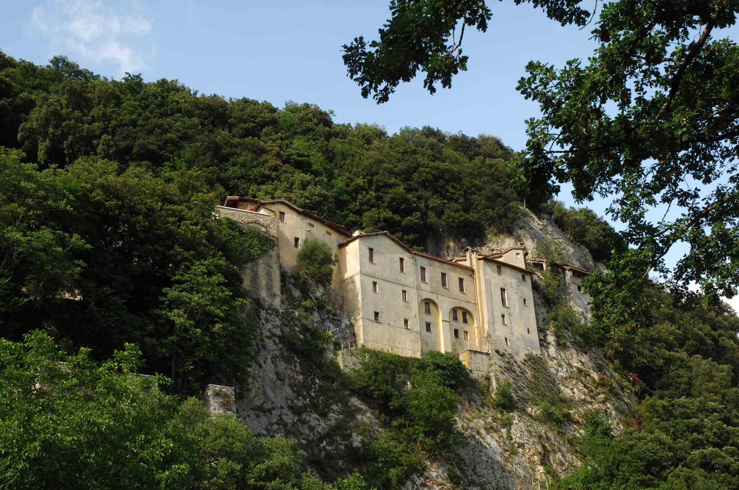 Il Santuario Greccio tra i 10 eremi più belli d'Italia - Rieti Life