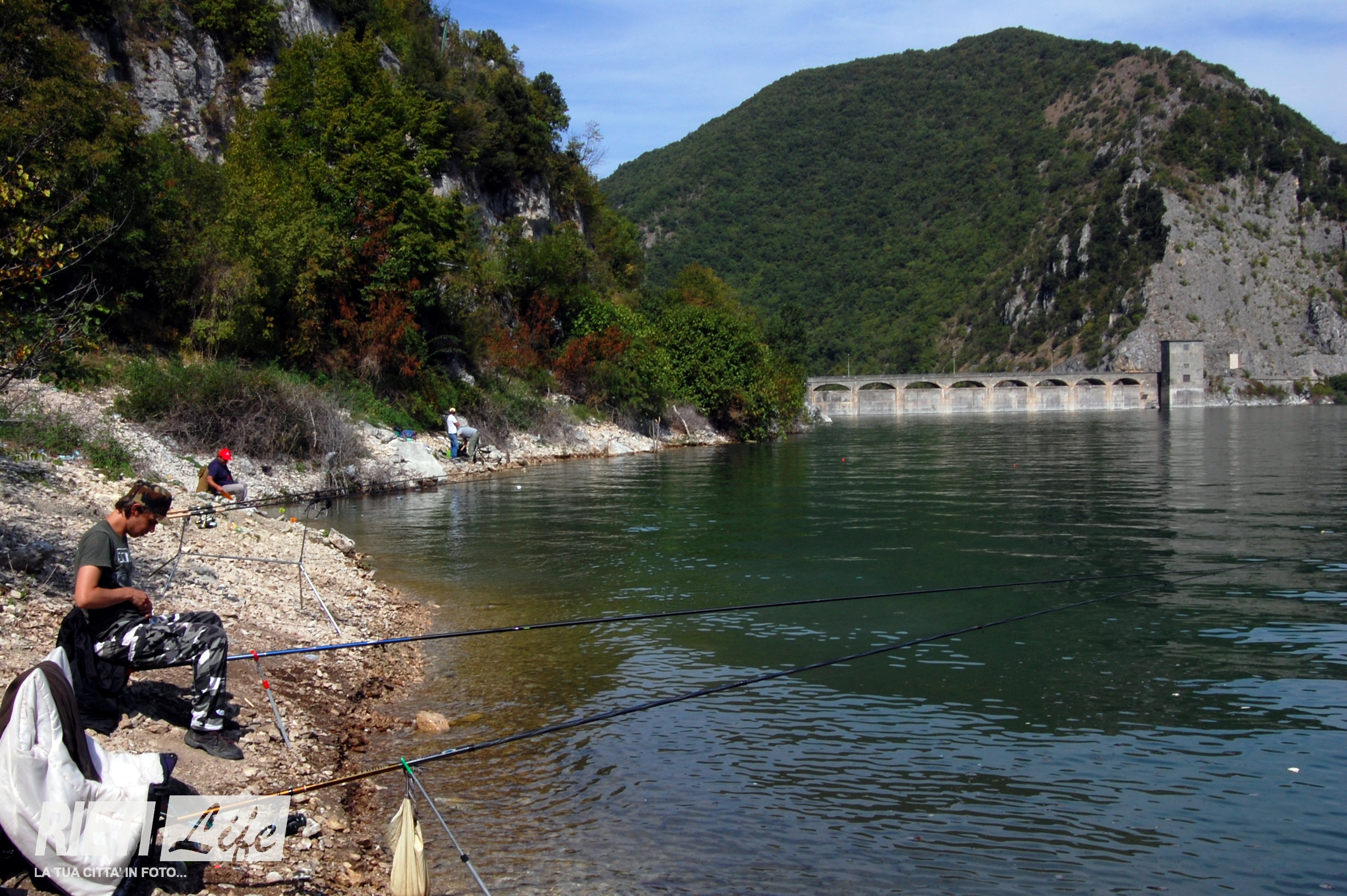 LA BARCA SI ROVESCIA E LORO CADONO NEL LAGO: DUE GIOVANI SALVATI DAI ... LA BARCA SI ROVESCIA E LORO CADONO NEL LAGO: DUE GIOVANI SALVATI DAI ...