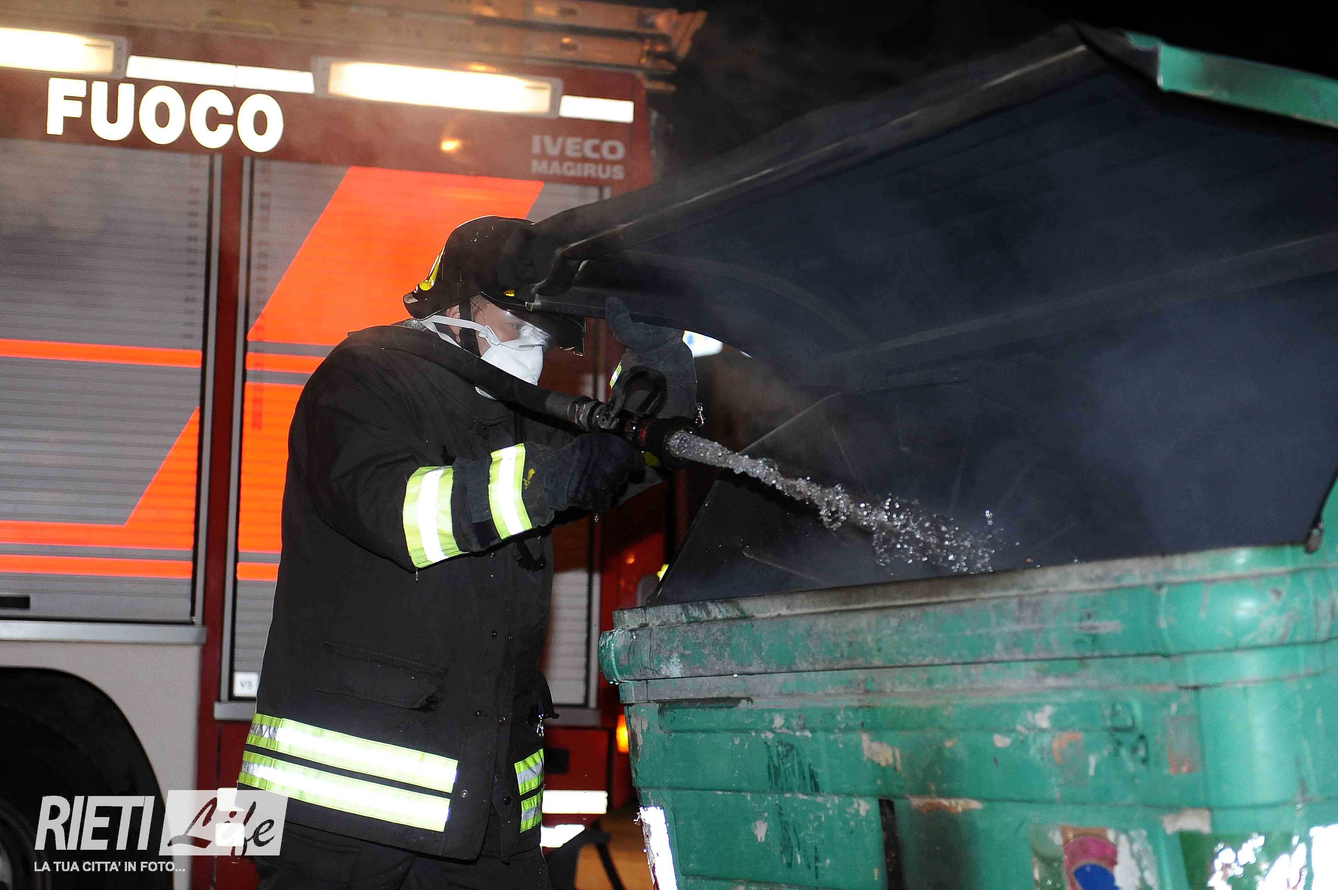 PRINCIPIO D'INCENDIO IN UN CASSONETTO, INTERVENGONO I VIGILI DEL FUOCO - Rieti Life