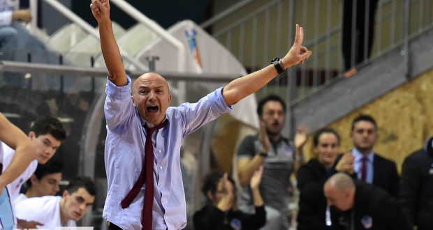 Ecco la Nunzi-cam! Tutta la partita del coach in 65 foto/ LA MAXI ...