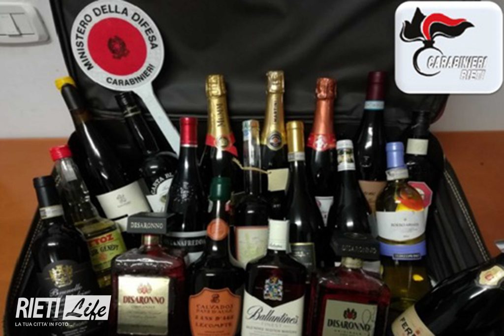 Ruba bottiglie di liquori e spumante da un appartamento: arrestato rumeno con la valigia piena ...