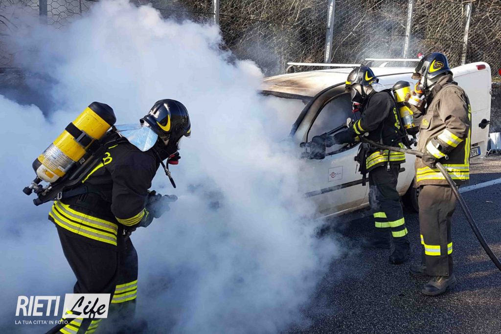 Furgone in fiamme, paura sulla Salaria | LE FOTO - Rieti Life Furgone in fiamme, paura sulla Salaria | LE FOTO - Rieti Life