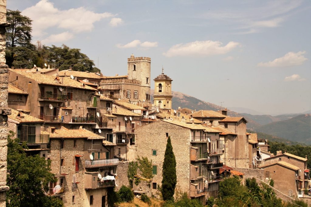 Orvinio, il borgo immerso nella natura incontaminata dei Monti ...