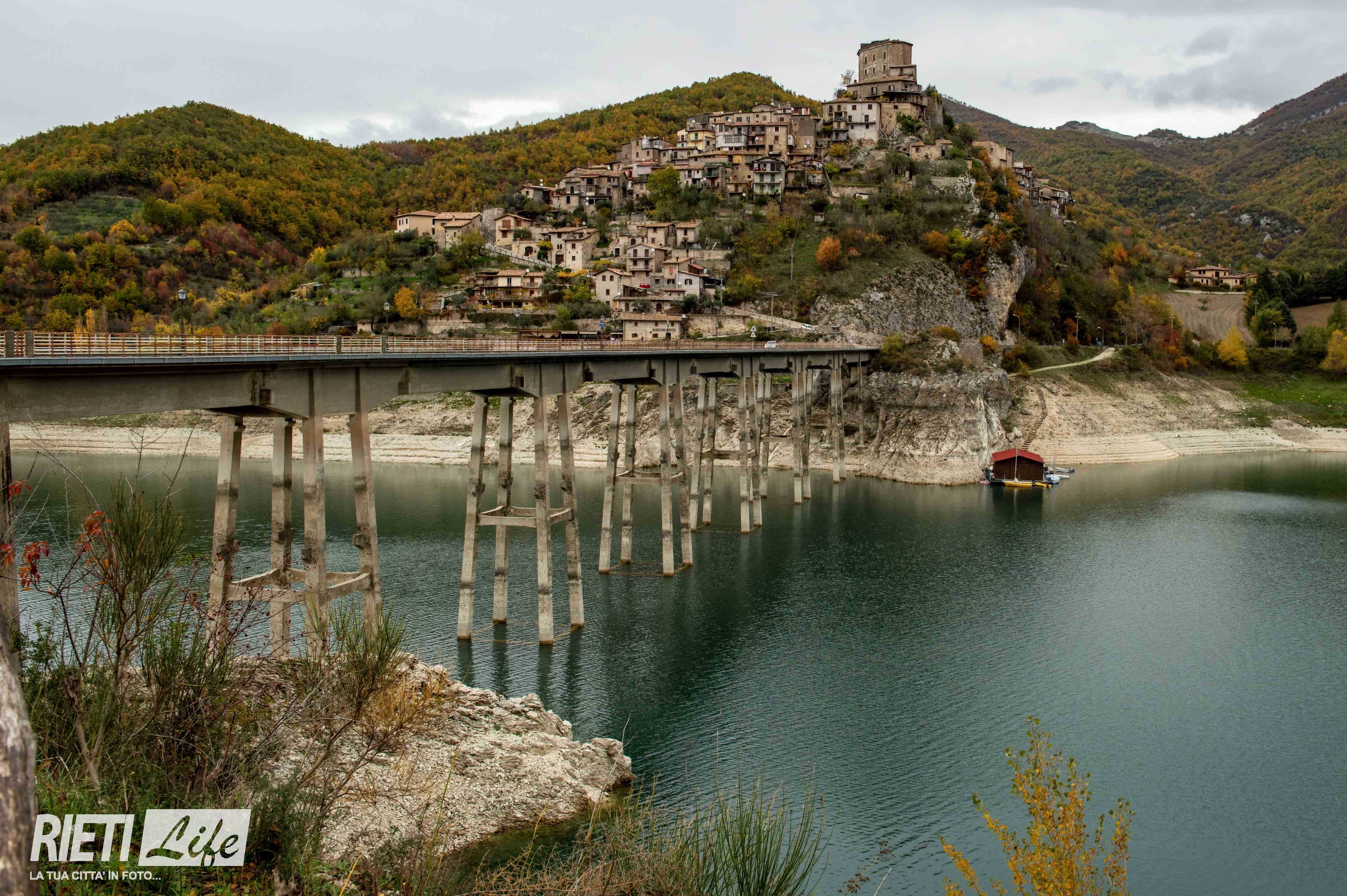 Castel di Tora, il lago del Turano e il silenzio. Scopriamolo insieme ...