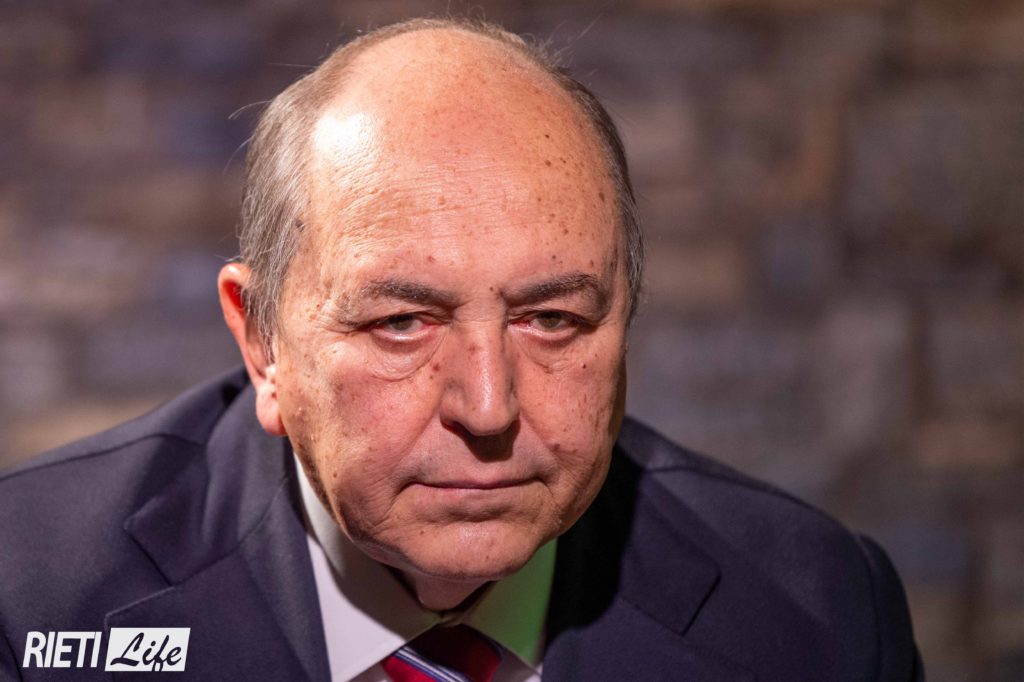 "Boia chi molla": il sindaco Antonio Cicchetti chiude così il comizio e ...