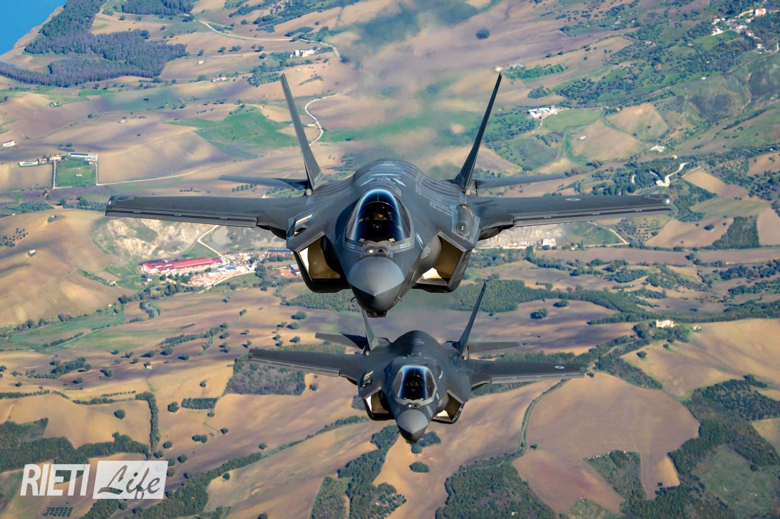 In volo con l'Aeronautica Militare, le spettacolari immagini della ...