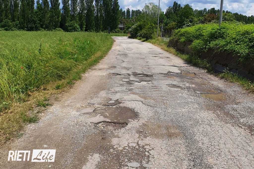 "Questa strada porta alla ciclabile ma quante buche mai riparate ...