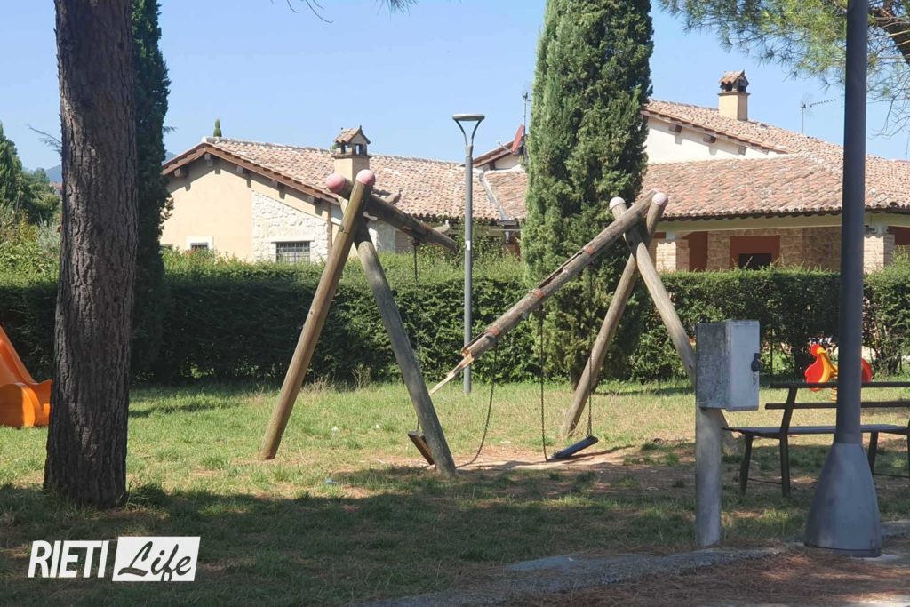 "Altalena rotta nel parco di Case San Benedetto: intervenite per ...