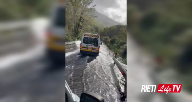 VIDEO - Salaria per Ascoli, a Canetra un fiume d'acqua: la viabilità è ...