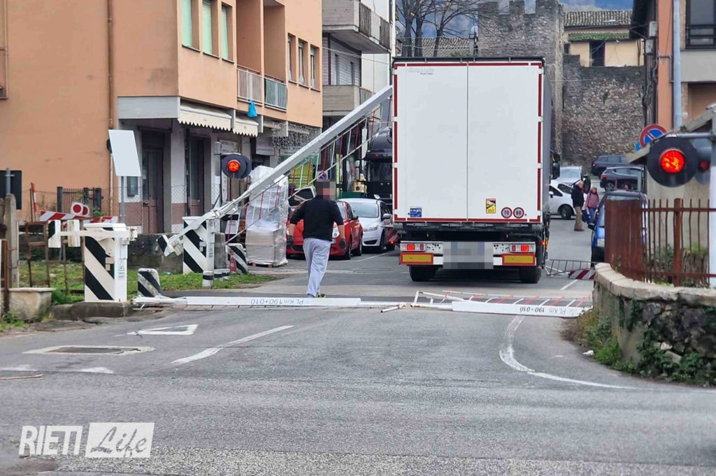 Camion bloccato al passaggio a livello, sbarre divelte. Lunghe code ... Camion bloccato al passaggio a livello, sbarre divelte. Lunghe code ...