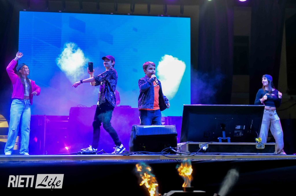 Fabio Rovazzi conquista Rieti: chiama sul palco dei fan e selfie a fine ...